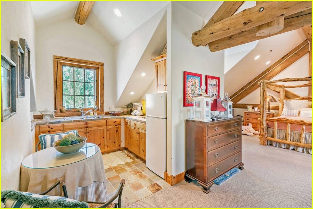Take a Look Inside Ariana Grande's Amazing Airbnb in Colorado!: Photo ...