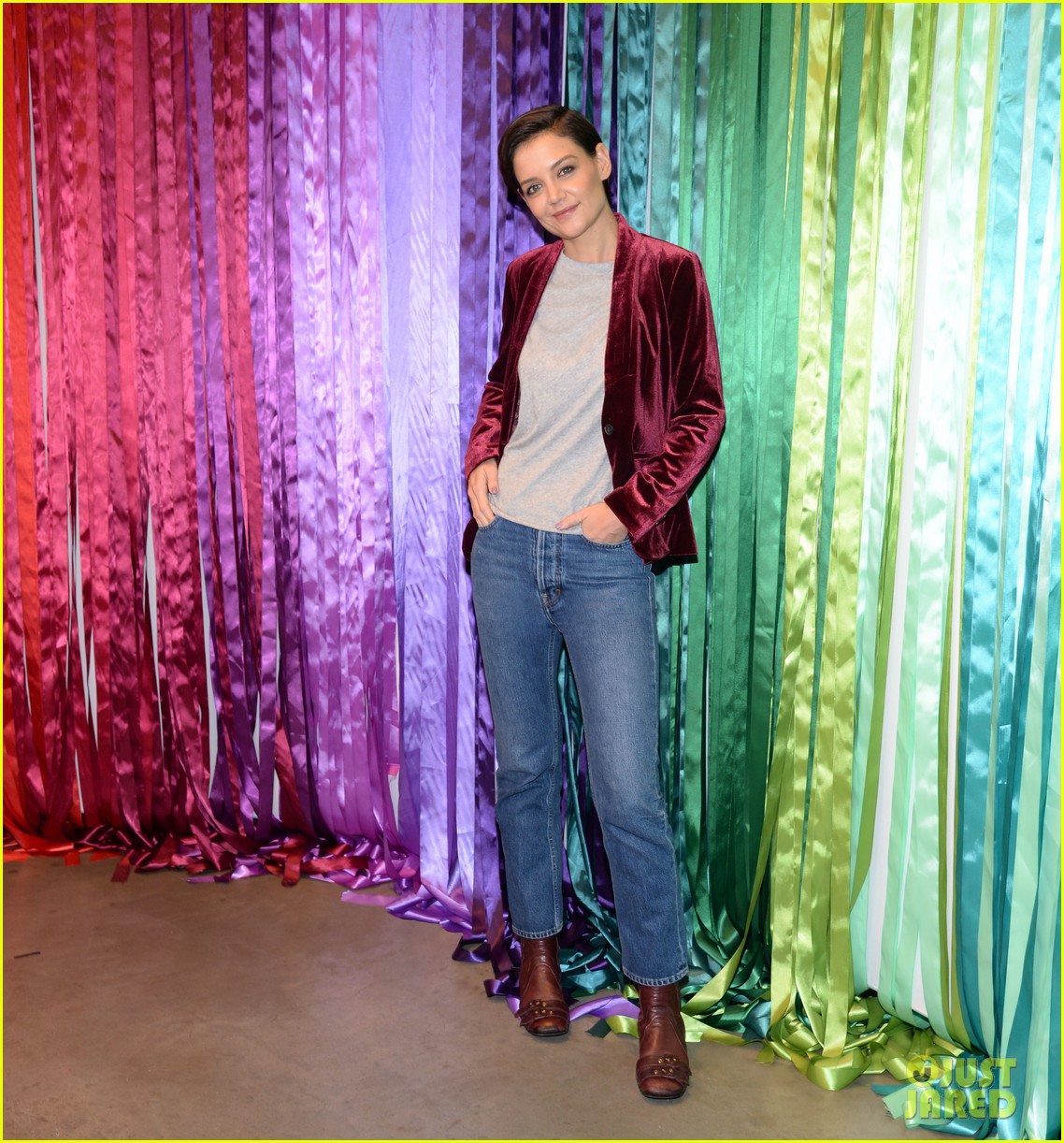 Katie Holmes Lends Helping Hand at Old Navy Deck The Hauls Gifting Pop ...