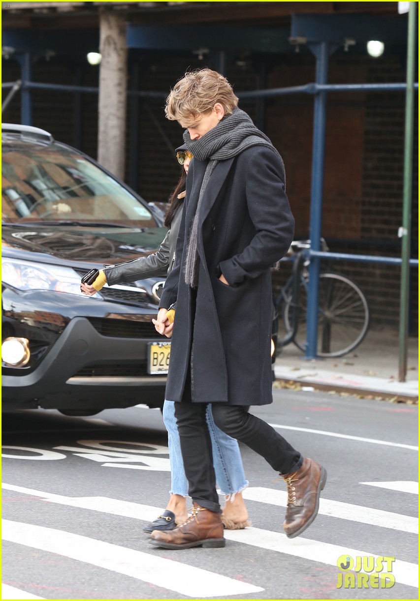 Vanessa Hudgens & Austin Butler Hold Hands During Afternoon Date: Photo ...