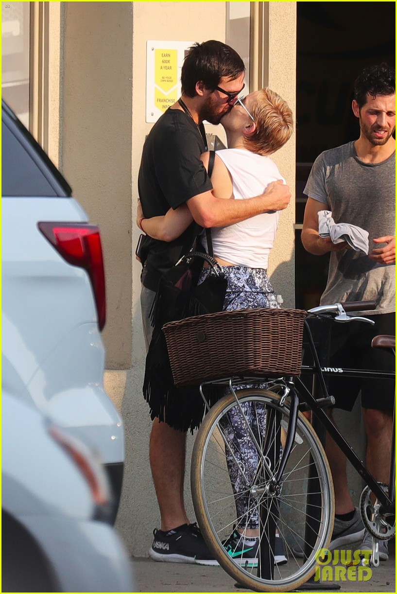 Kate Hudson Debuts New Blonde Hair, Shares Kiss with Boyfriend Danny Fujikawa: Photo 4002286 ...