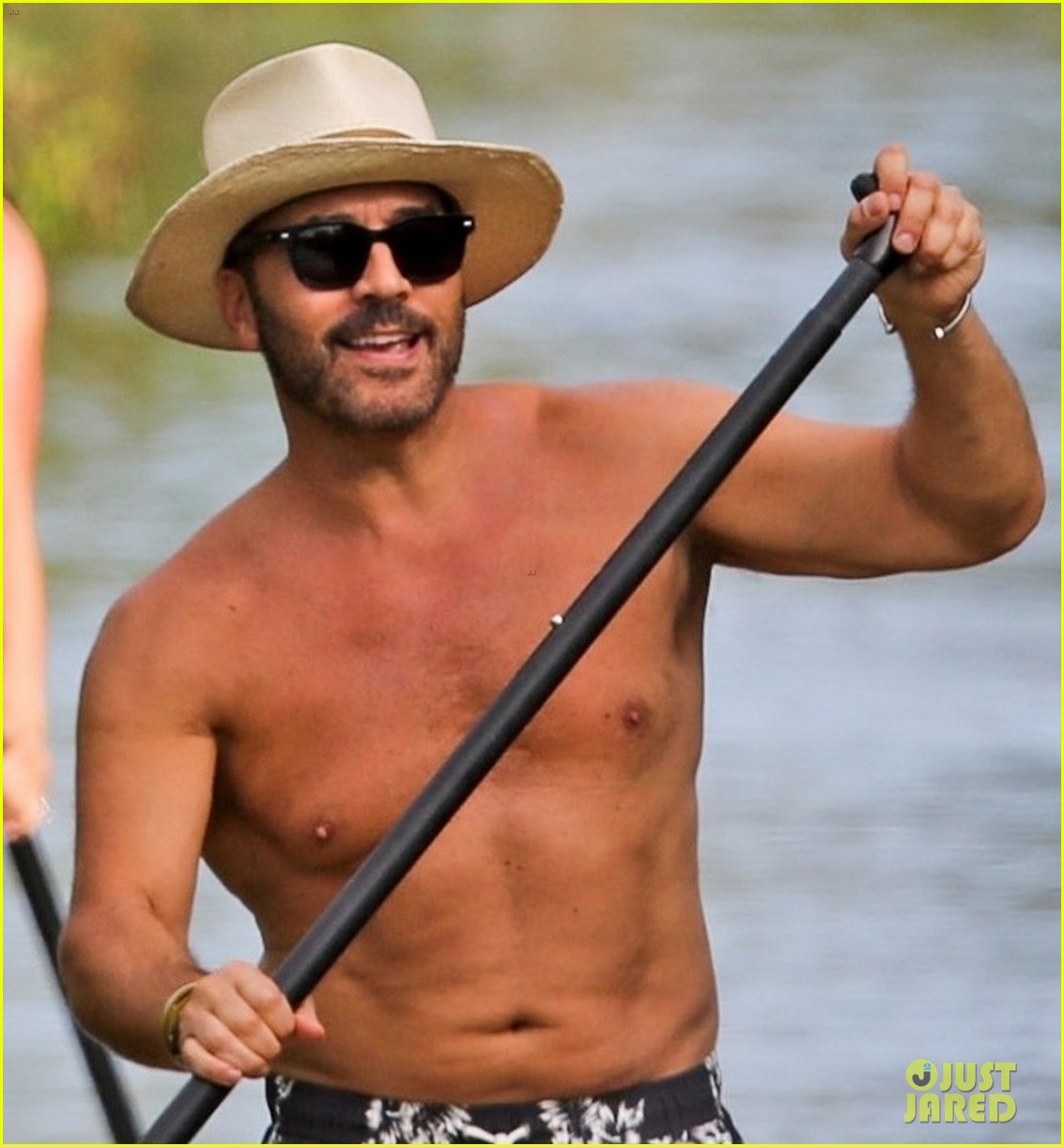 Shirtless Jeremy Piven & British Actress Darcie Lincoln Relax in Hawaii ...