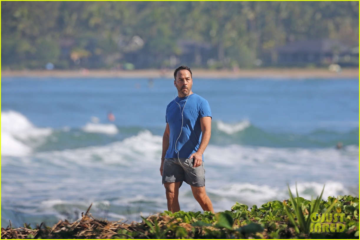 Shirtless Jeremy Piven & British Actress Darcie Lincoln Relax in Hawaii ...