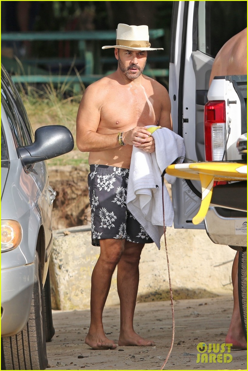 Shirtless Jeremy Piven & British Actress Darcie Lincoln Relax in Hawaii ...