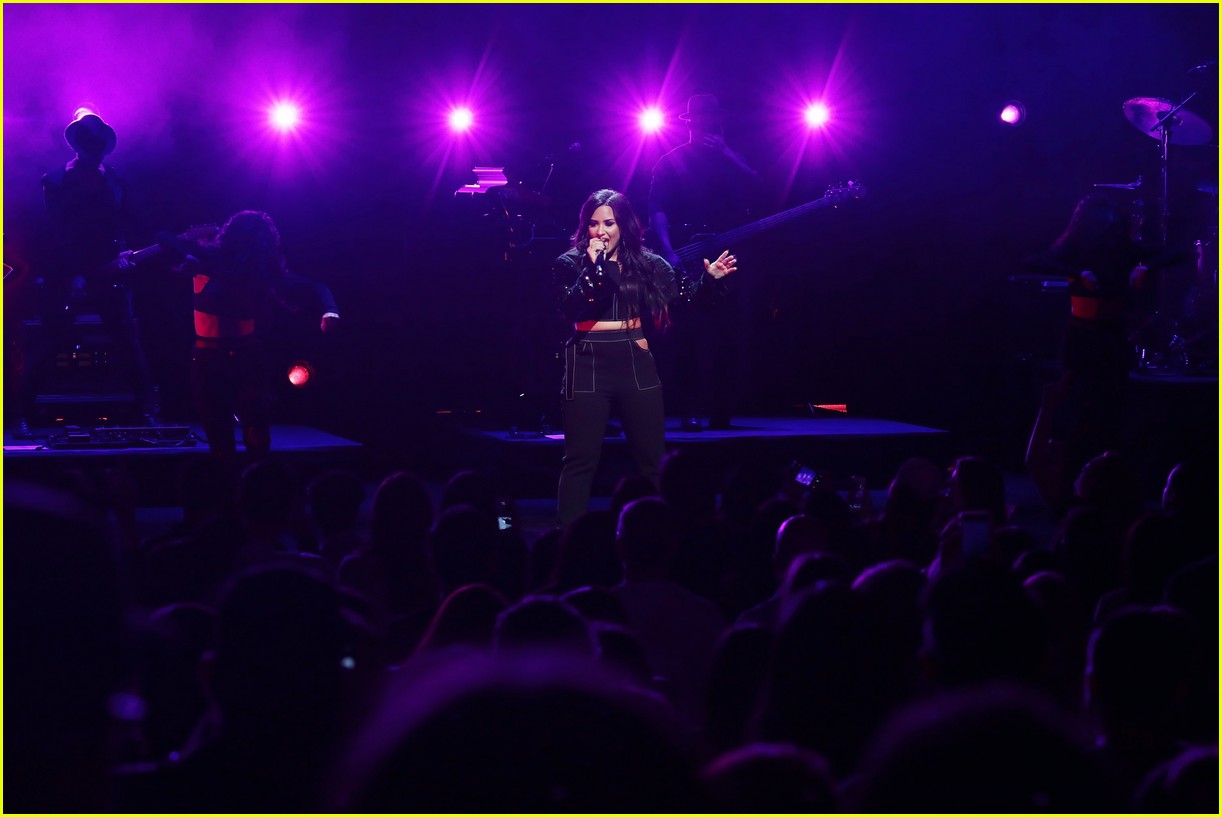 Demi Lovato Performs at Exclusive Mastercard Concert in NYC!: Photo ...