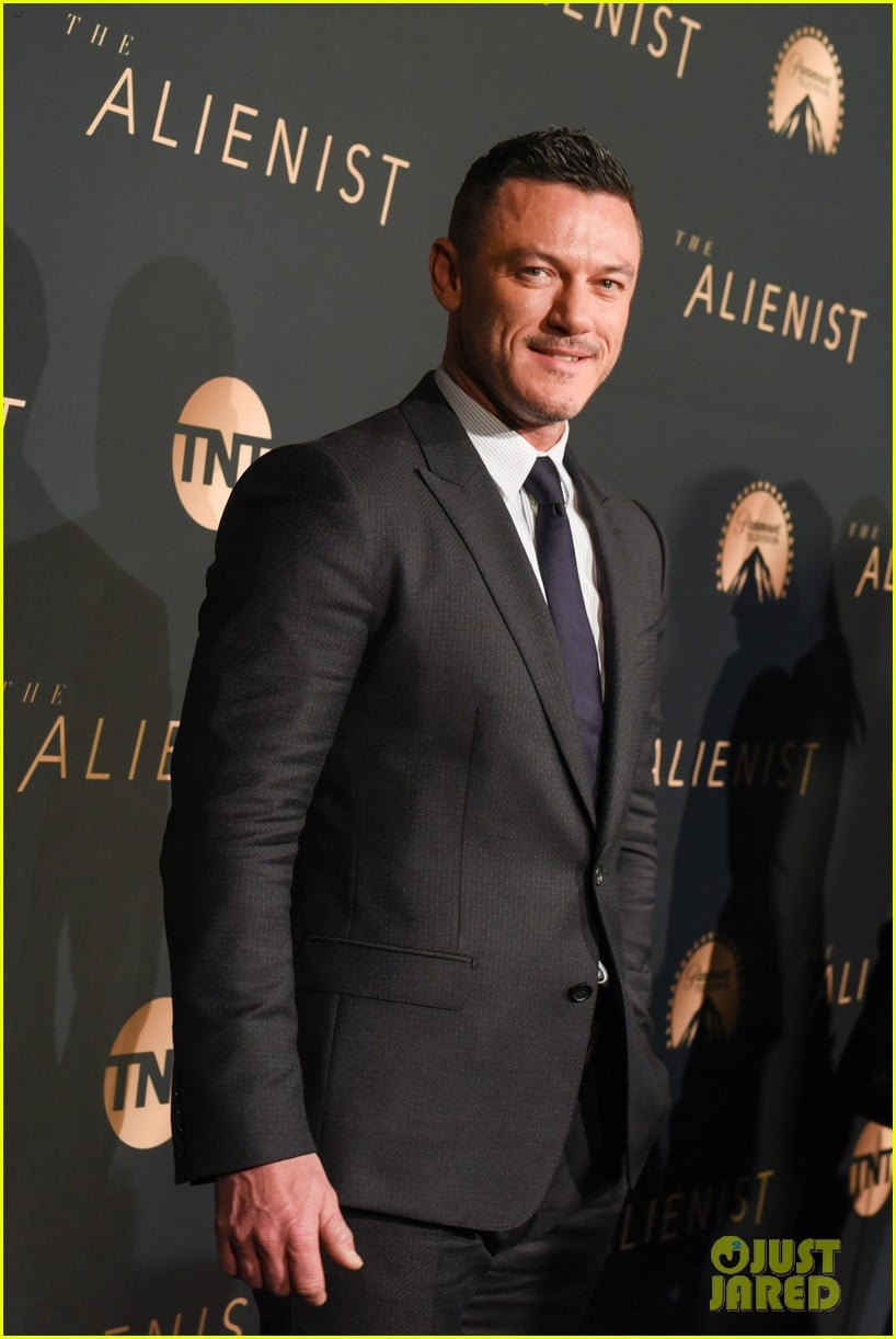 Luke Evans, Dakota Fanning, & Daniel Bruhl Premiere 'The Alienist' in ...
