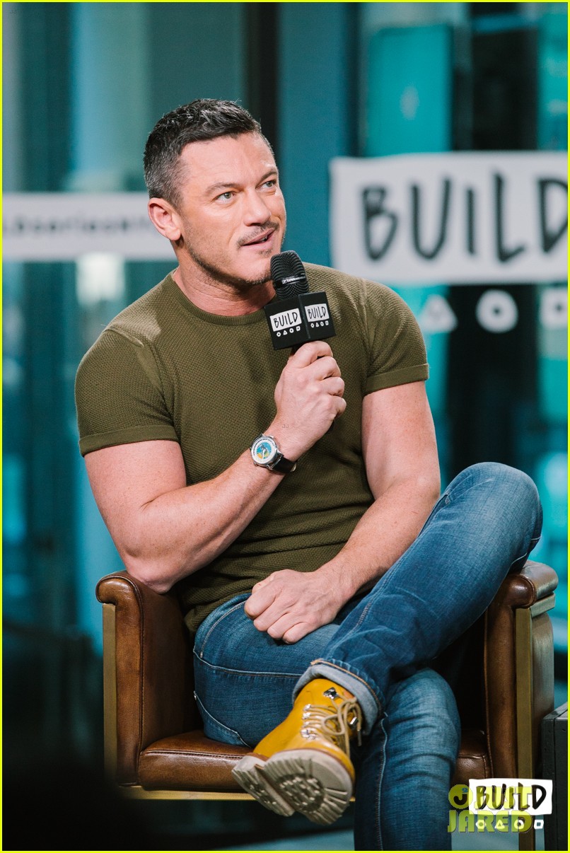 Luke Evans Praises Dakota Fanning's Character on 'The Alienist': Photo ...