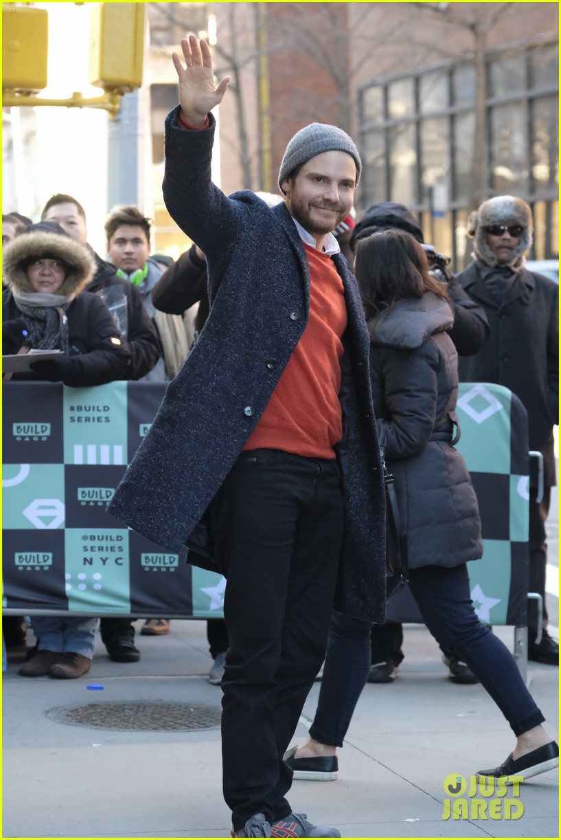 Luke Evans Praises Dakota Fanning's Character on 'The Alienist': Photo ...