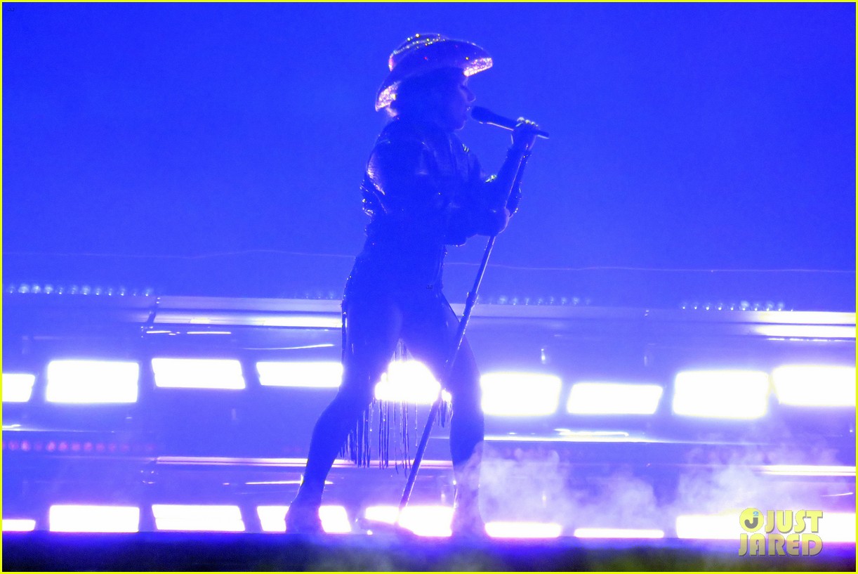 Lady Gaga Kicks Off the UK Leg of Her 'Joanne' World Tour - See Pics ...