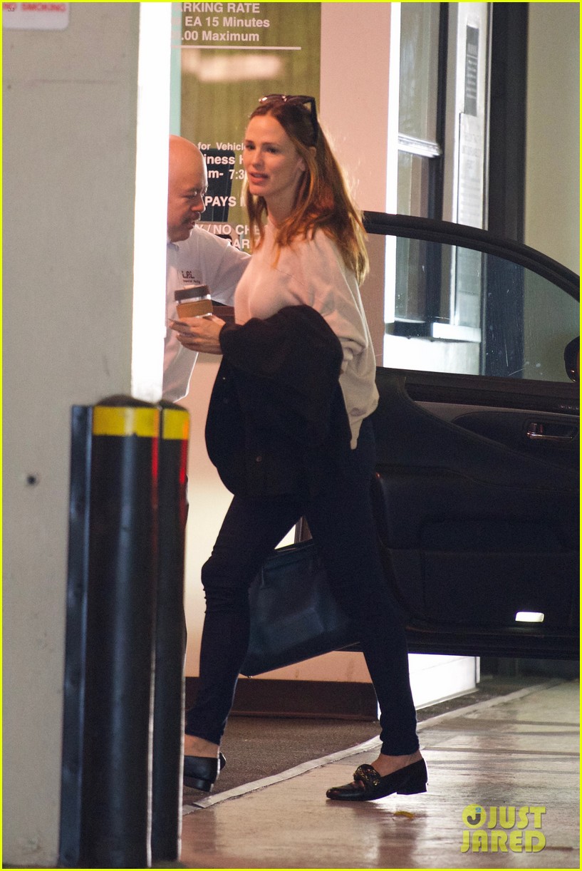 Jennifer Garner Enjoys Story Time with Dog Birdie - Watch!: Photo ...