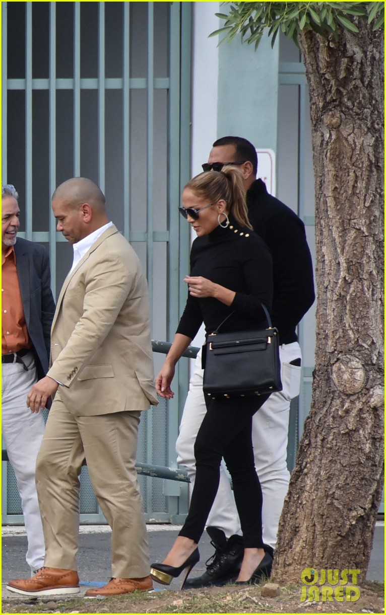 Jennifer Lopez Wears Black in Solidarity With Time's Up Movement During ...