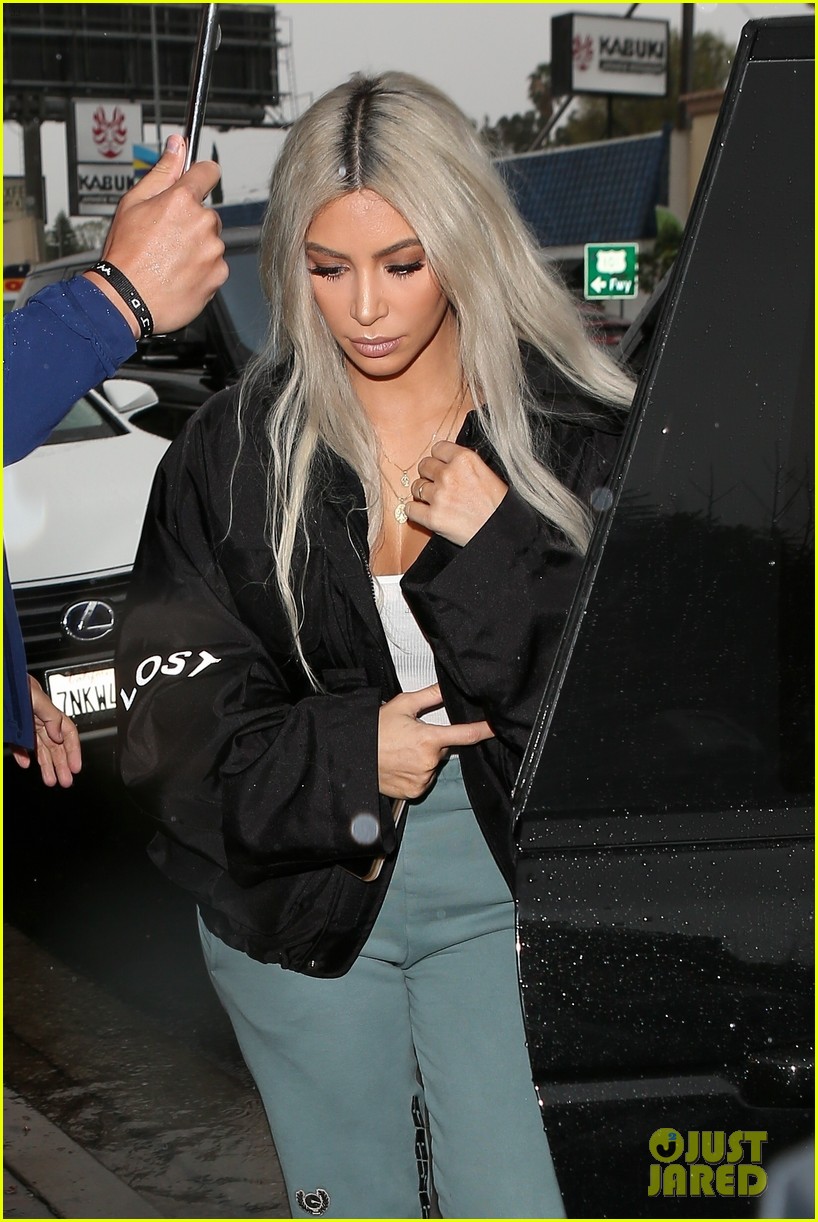 Pregnant Khloe Kardashian Wears Form-Fitting Dress for Lunch with Kim ...