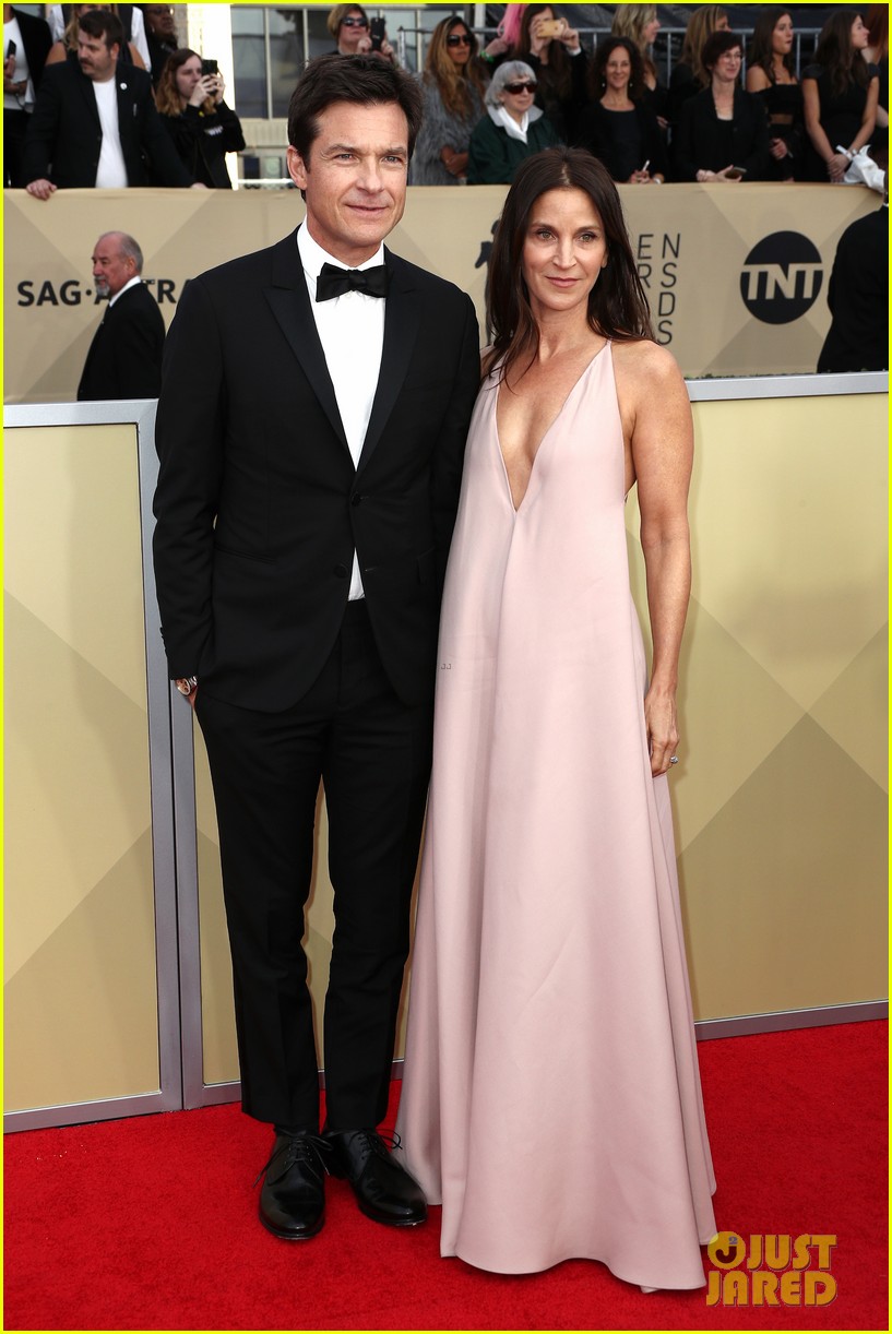 Laura Linney & Jason Bateman Bring 'Ozark' to SAG Awards 2018: Photo ...