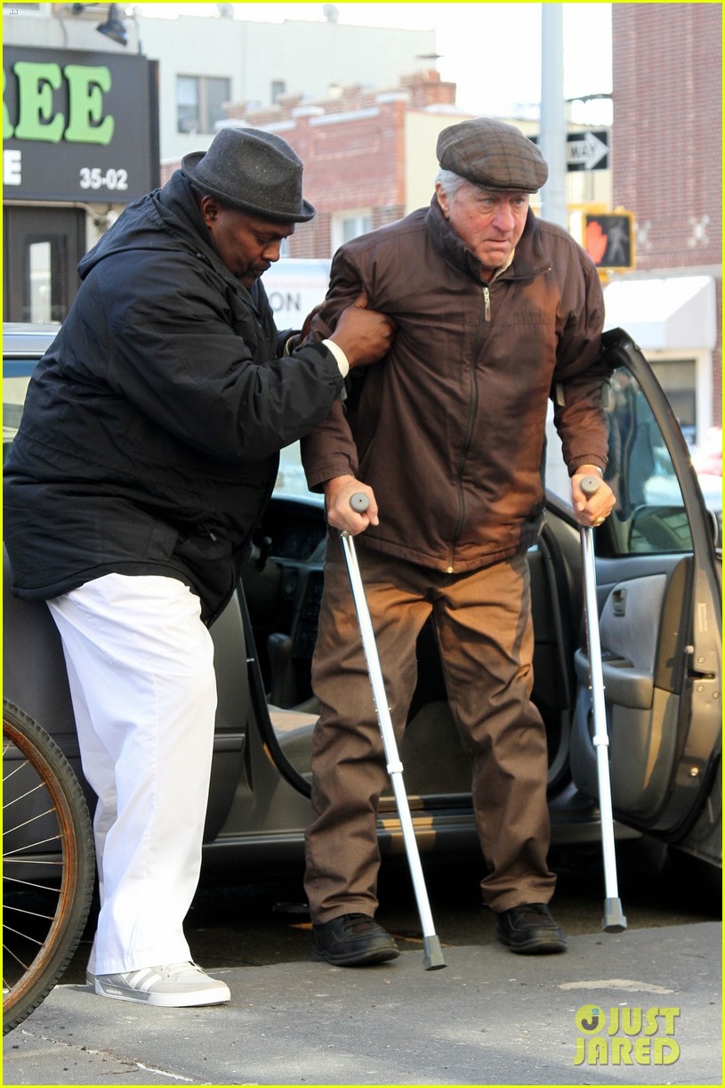 Robert De Niro Uses Crutches on 'The Irishman' Set: Photo 4015397 ...