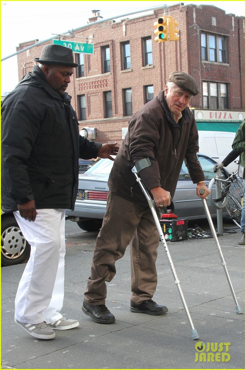 Robert De Niro Uses Crutches on 'The Irishman' Set: Photo 4015398 ...