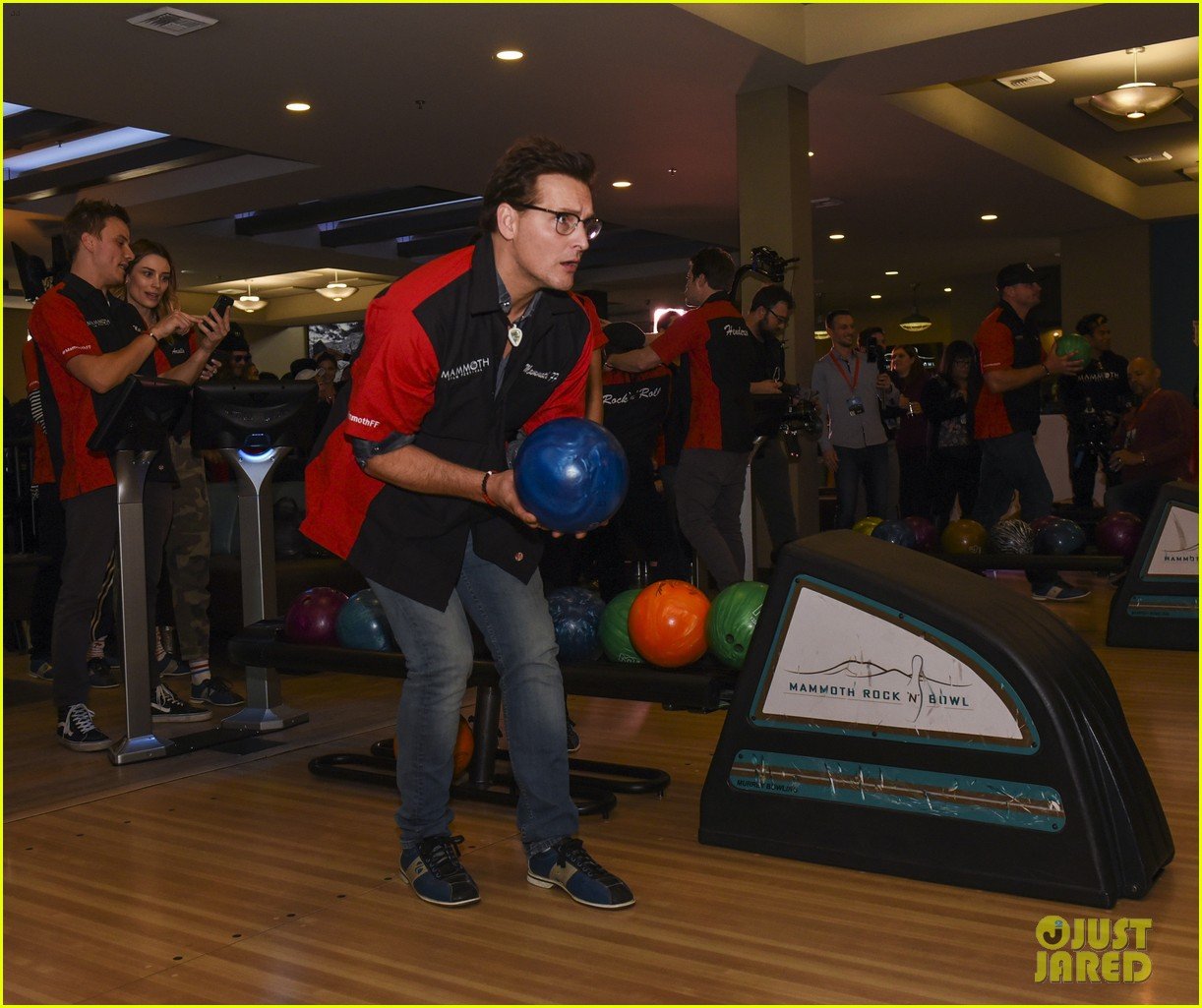 Former CW Stars Nina Dobrev & Tom Welling Battle It Out at Charity ...