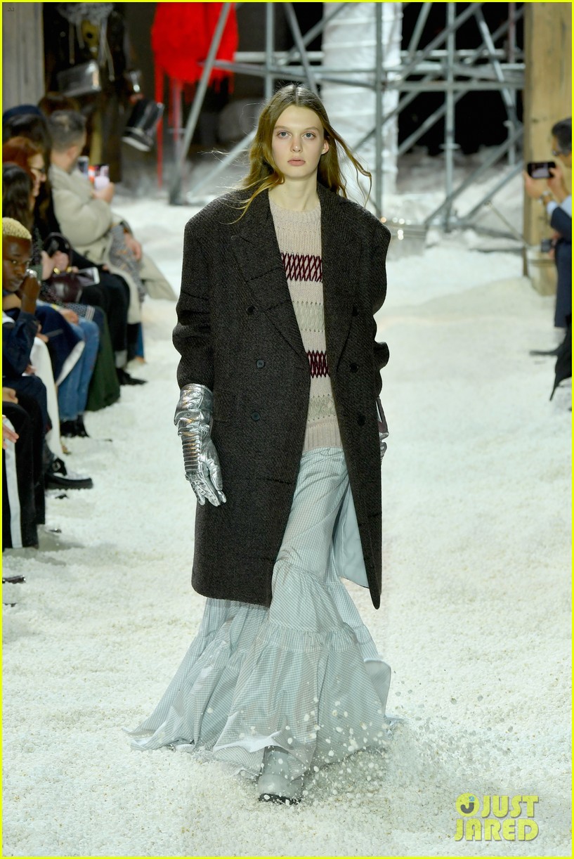 Calvin Klein Models Walk on Popcorn for NYFW Show!: Photo 4032765 ...