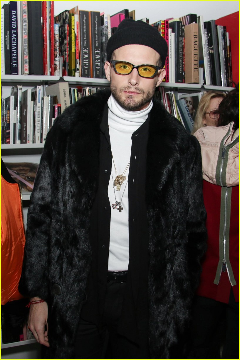 Gigi & Bella Hadid Strike a Pose at Inez & Vinoodh Pop-Up Store Event!: Photo 4032360 | 00, Liya ...