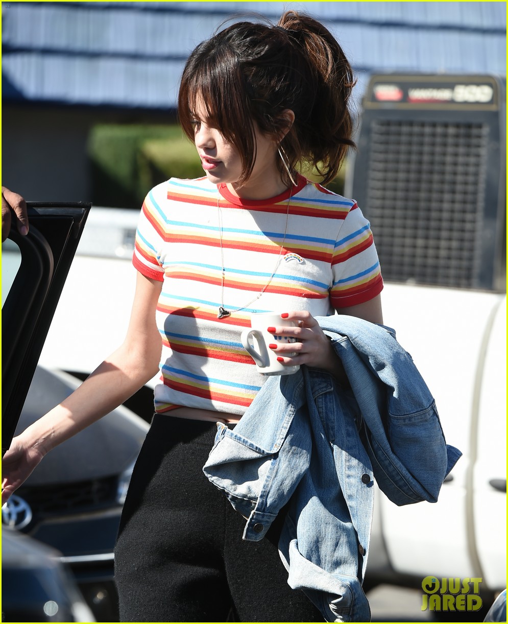 Selena Gomez Grabs Breakfast at IHOP, Leaves With Coffee Mug: Photo ...