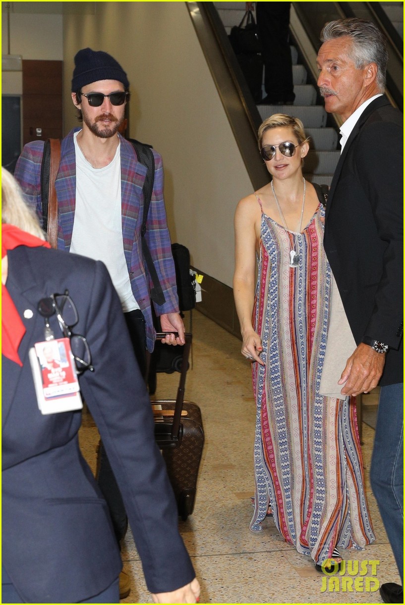 Kate Hudson Kisses Boyfriend Danny Fujikawa During Sydney Vacation ...