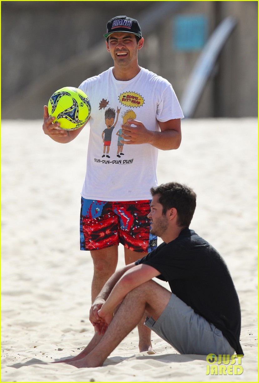 Joe Jonas Plays Soccer on the Beach in Australia!: Photo 4037987 | Joe ...
