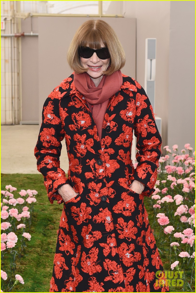 Julianne Moore, Sienna Miller & Zoey Deutch Sit Front Row at Tory Burch ...