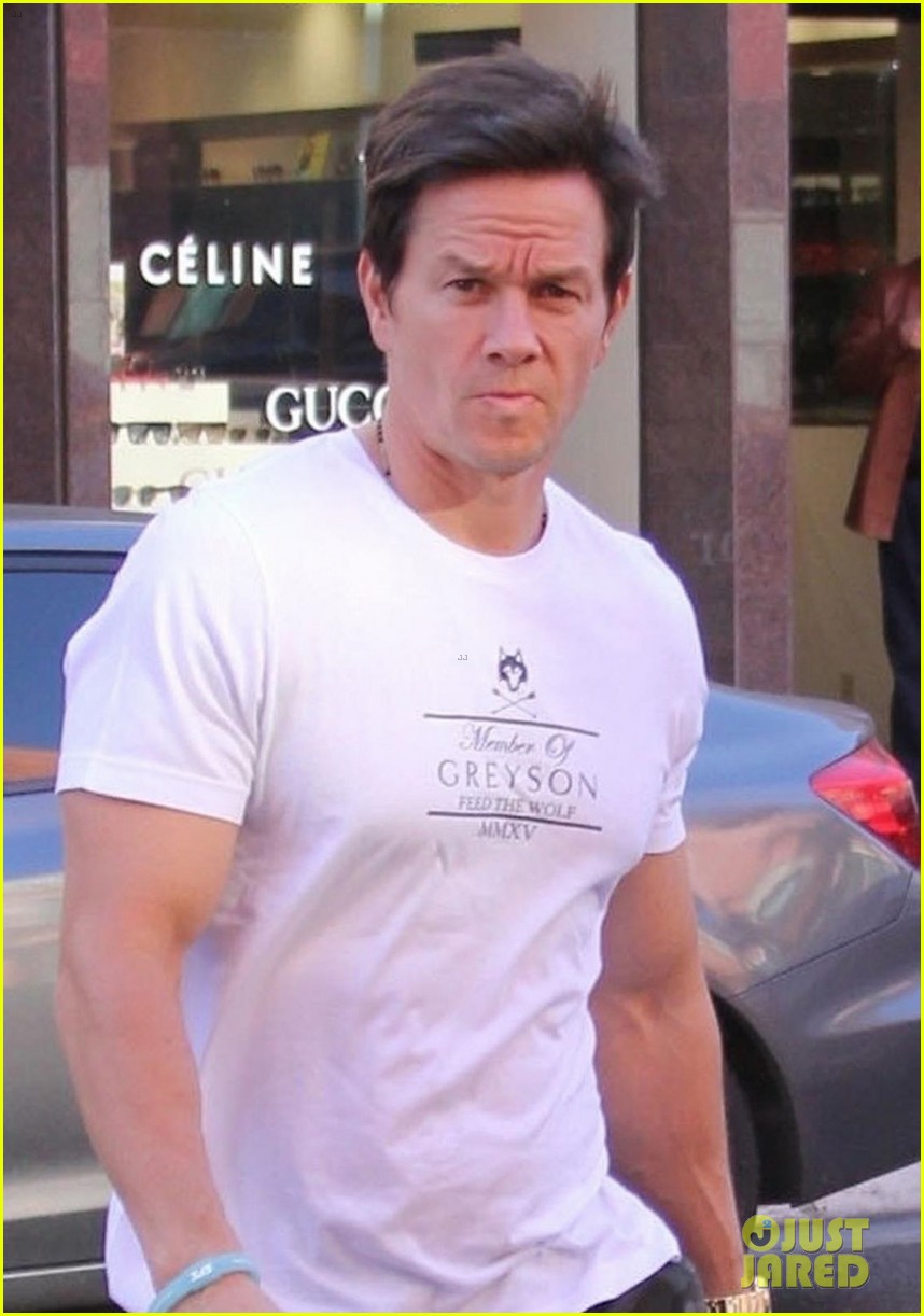Mark Wahlberg Flaunts Buff Biceps Out in Beverly Hills: Photo 4033475 ...