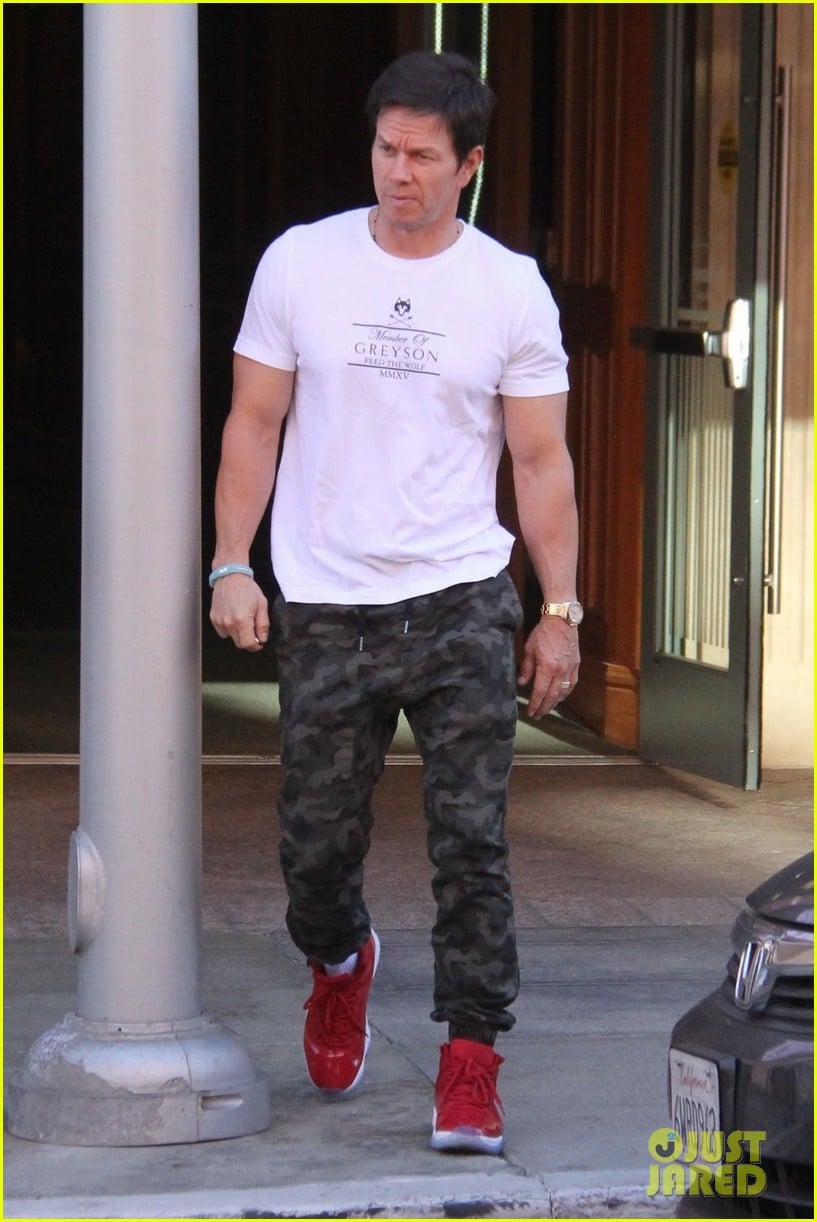 Mark Wahlberg Flaunts Buff Biceps Out in Beverly Hills: Photo 4033476 ...