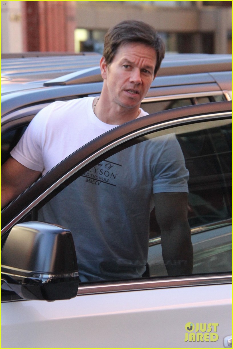 Mark Wahlberg Flaunts Buff Biceps Out in Beverly Hills: Photo 4033477 ...