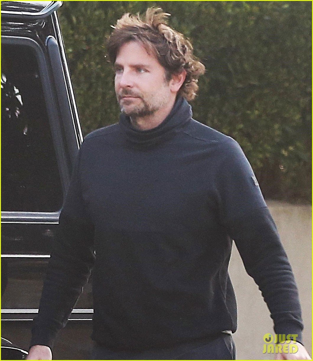 Bradley Cooper Gets In a Mid-Week Workout: Photo 4057752 | Bradley ...