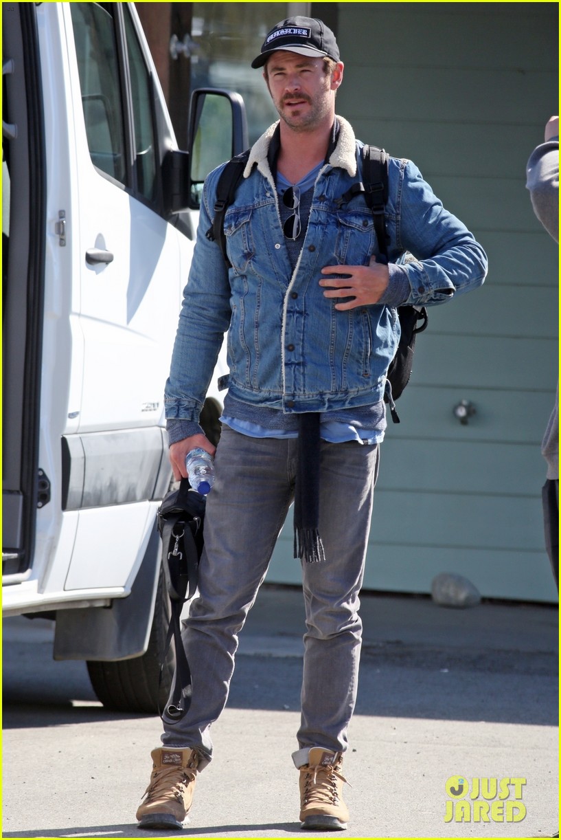 Chris Hemsworth Takes a Quick Nap on a Public Bench: Photo 4053179 ...