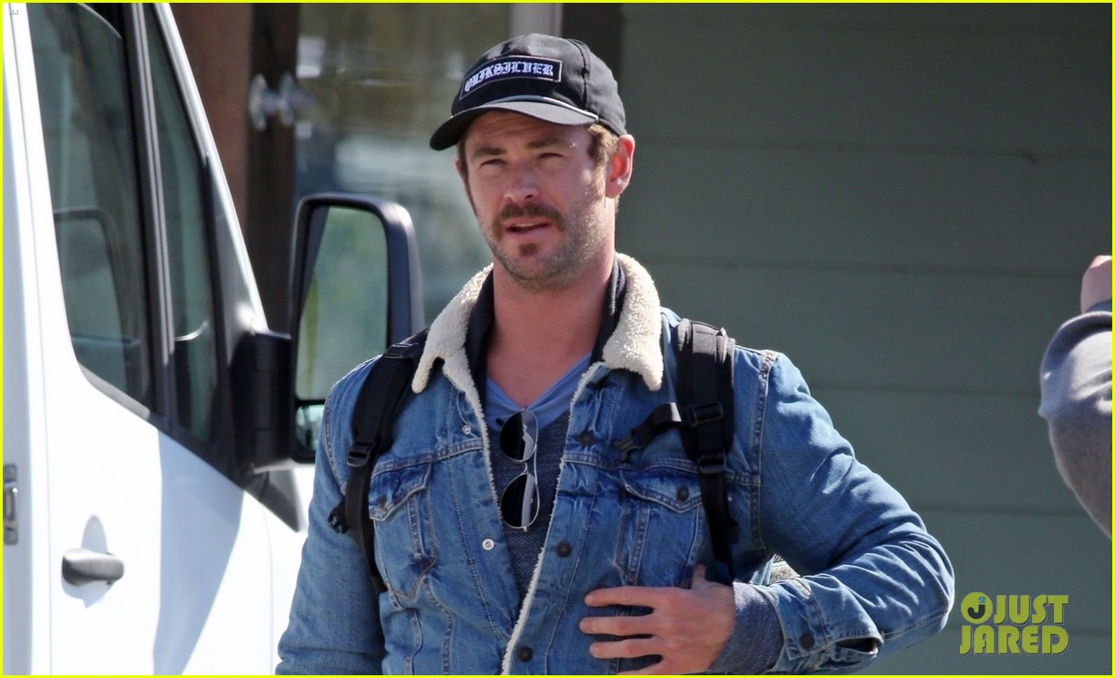 Chris Hemsworth Takes a Quick Nap on a Public Bench: Photo 4053183 ...