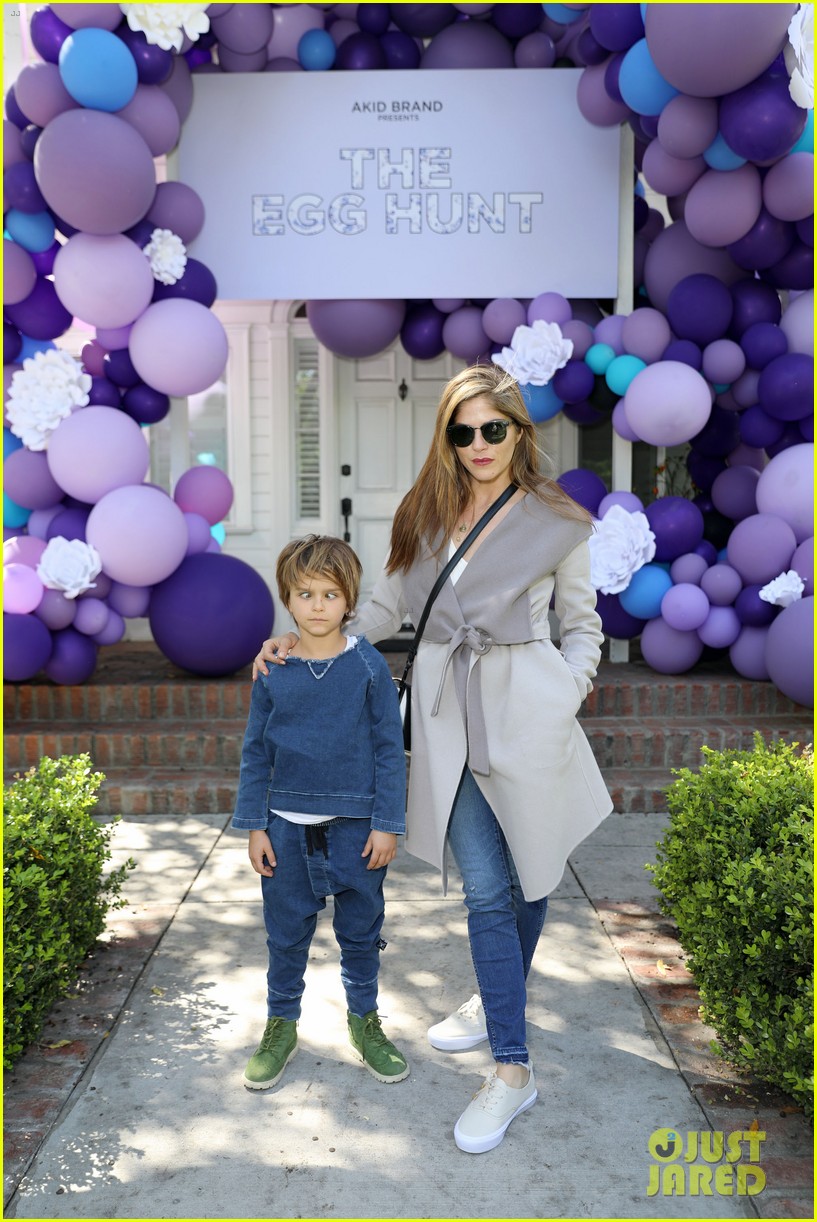 Jaime King, Emma Roberts, & Selma Blair Join In on the Easter Egg Fun ...