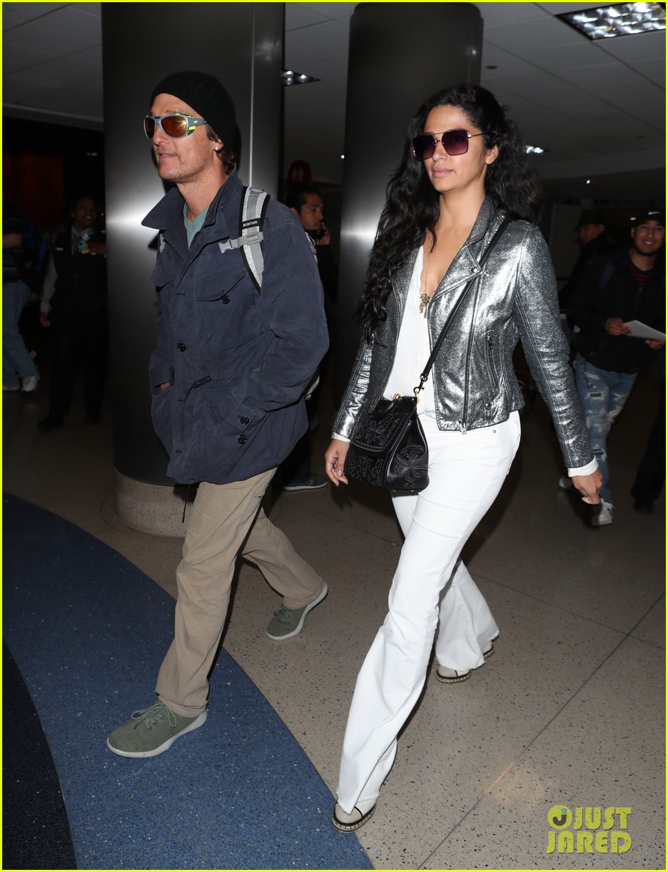 Matthew McConaughey Flies Into L.A. for the Oscars: Photo 4043580 ...