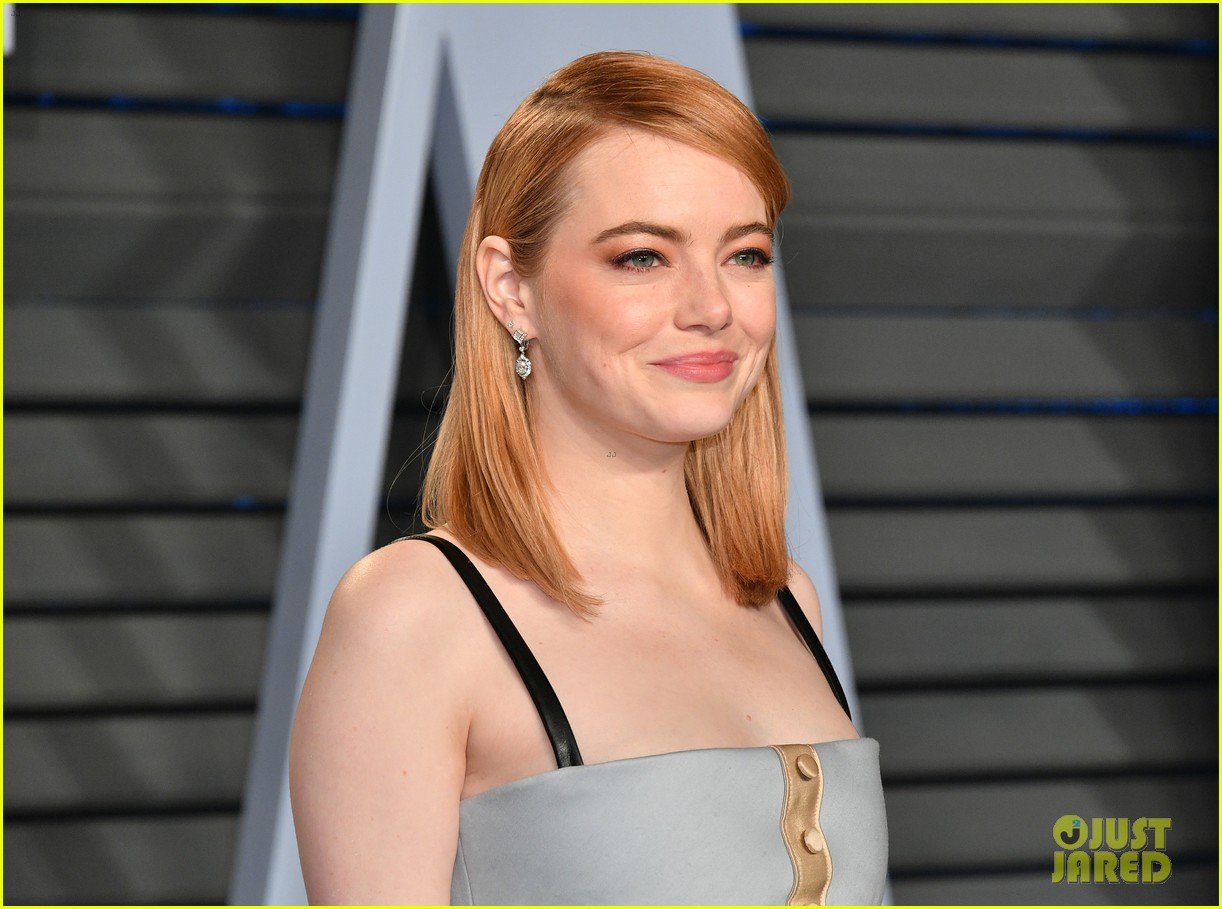 Emma Stone Wears a Short Dress at Vanity Fair Oscars Party: Photo ...