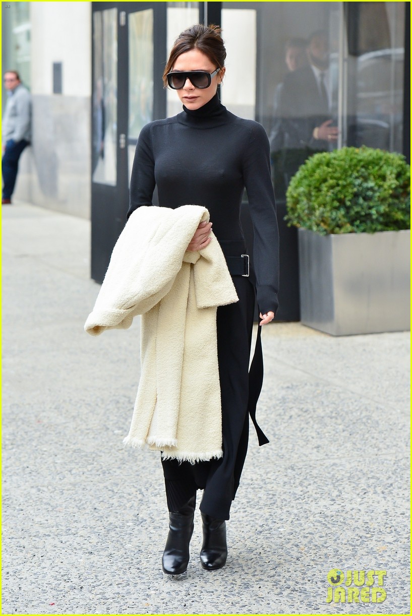 Victoria Beckham Makes the Sidewalk Her Runway in New York: Photo ...