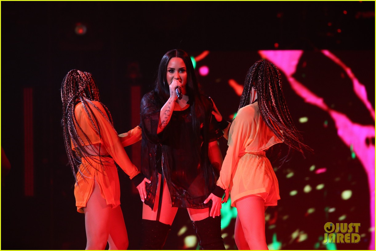 Demi Lovato & Kehlani Get Hot & Heavy on Stage During 'Crazy' Concert ...