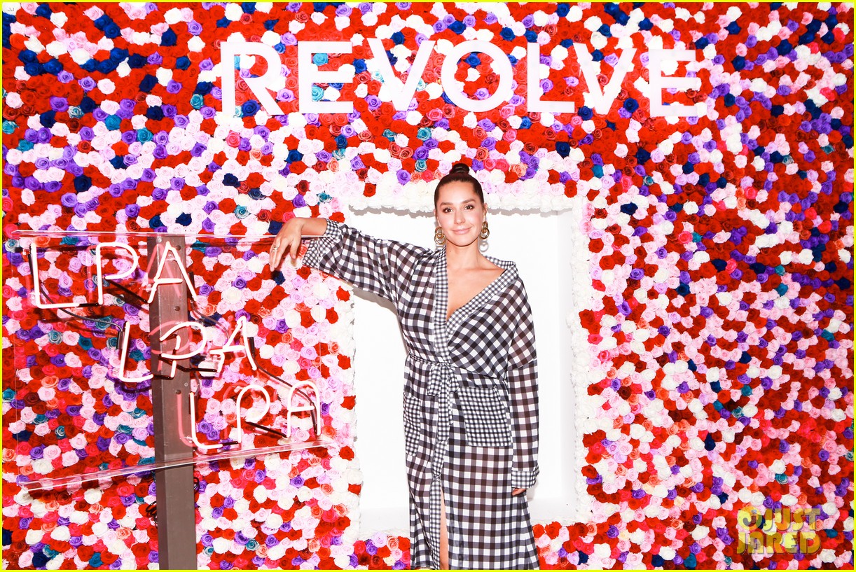 Emily Ratajkowski & Two Others Wore the Same Outfit at Festival Welcome ...