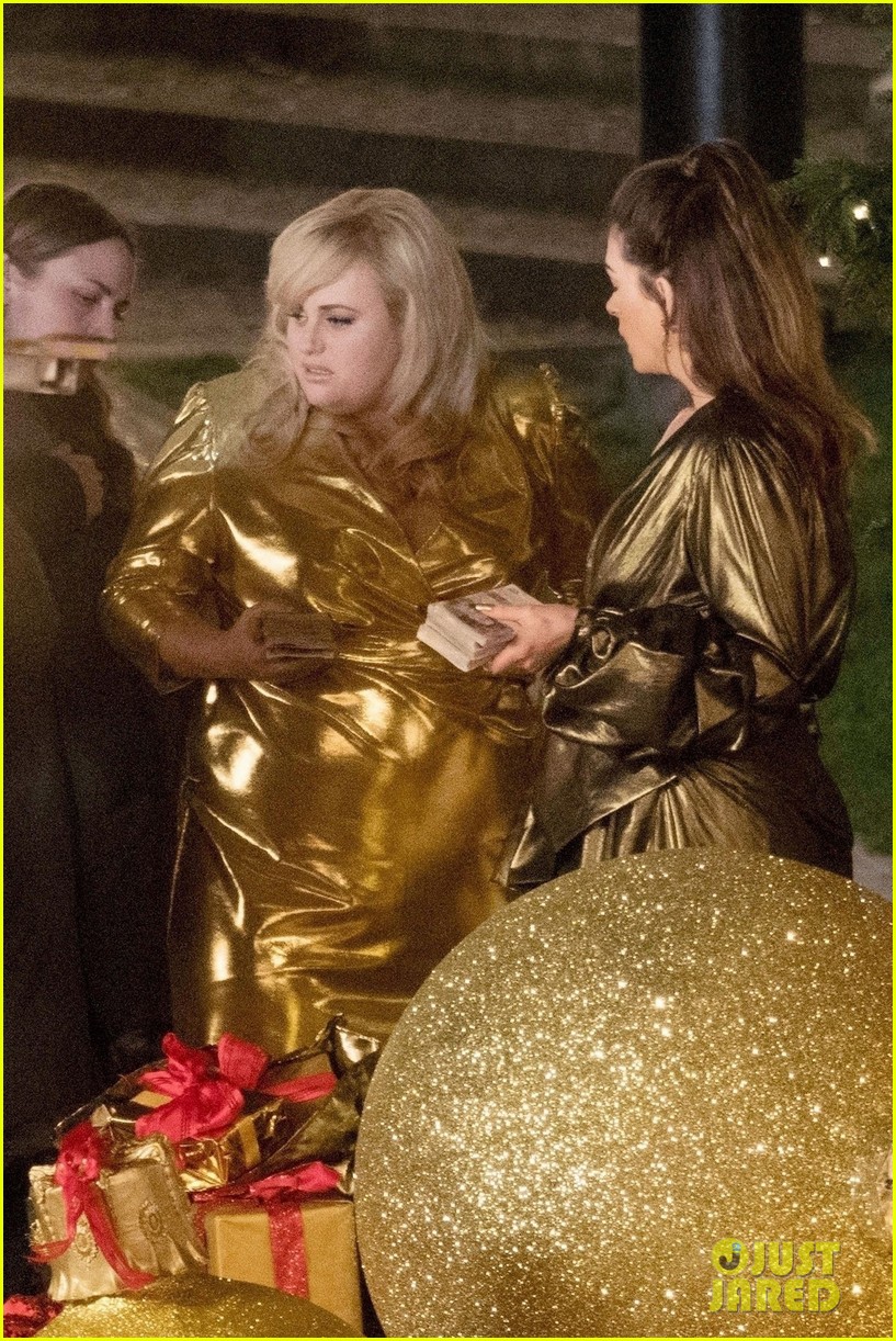 Anne Hathaway Spotted on Set After Updating Fans on Weight Gain for ...