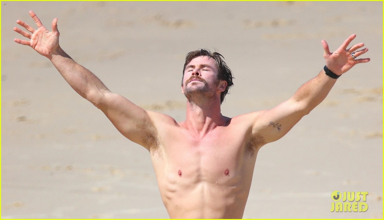 Chris Hemsworth Puts His Ripped Shirtless Body on Display as He Soaks ...