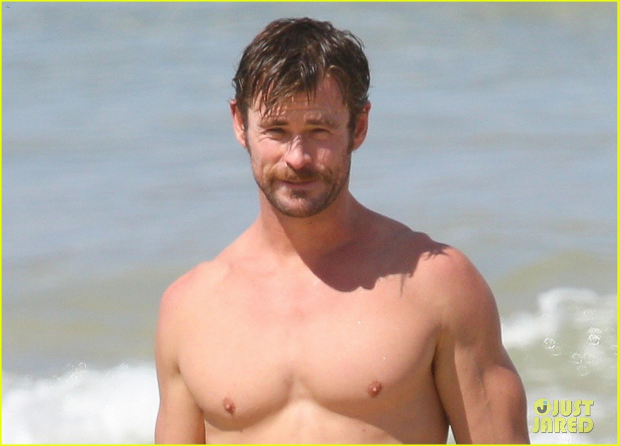 Chris Hemsworth Puts His Ripped Shirtless Body on Display as He Soaks ...