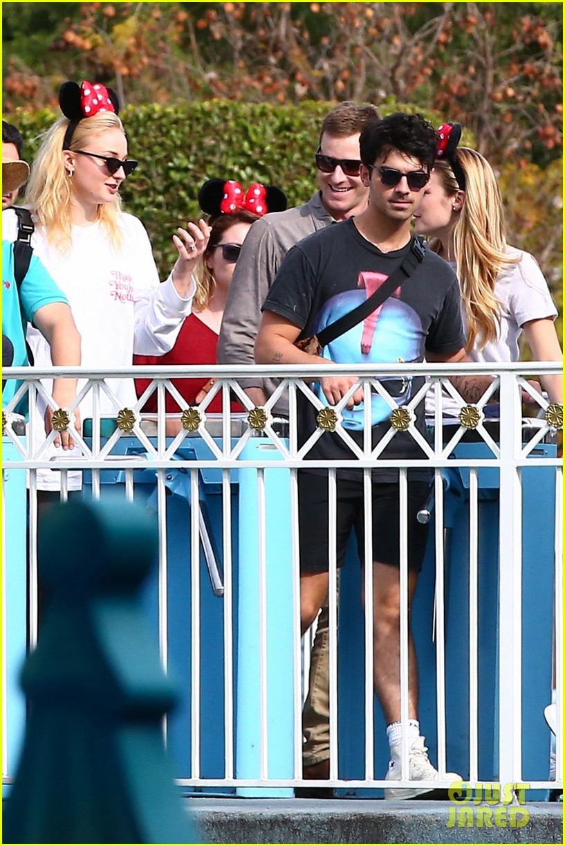 Joe Jonas & Fiancee Sophie Turner Look So Happy at Disneyland - See the ...