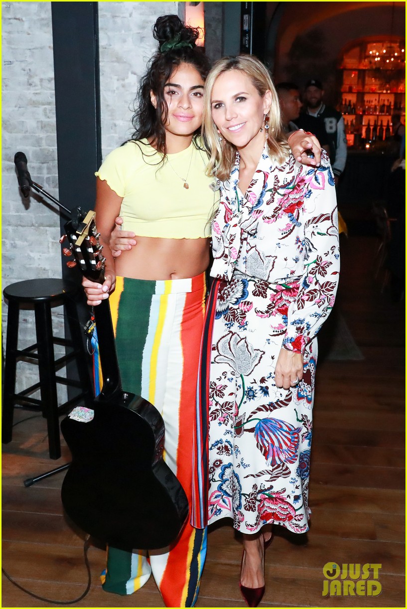 Mindy Kaling & More Celebrate Tory Burch's New Fragrance, 'Just Like ...