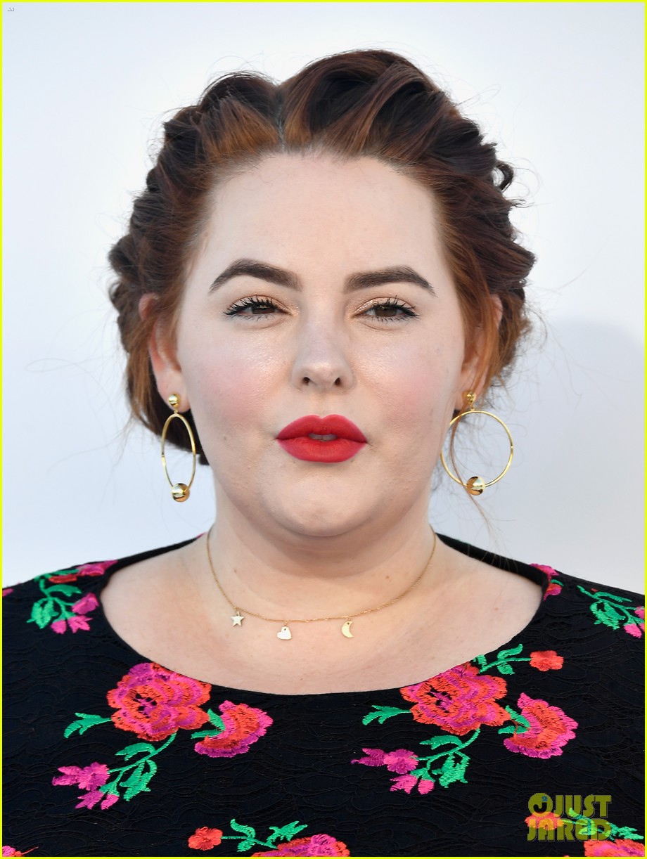 Emily Ratajkowski Flashes Some Skin at 'I Feel Pretty' Premiere: Photo ...