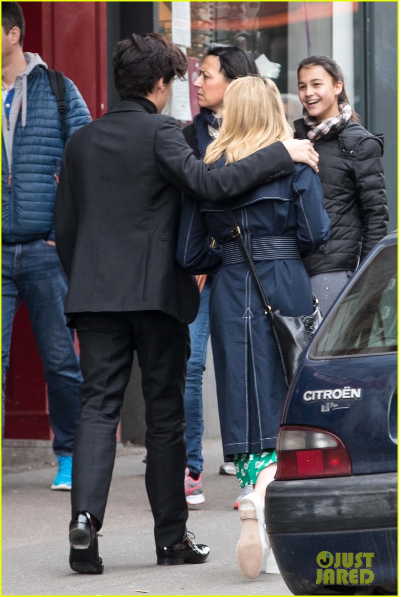Riverdale's Cole Sprouse & Lili Reinhart Spotted Kissing in Paris!: Photo 4059963 | Cole Sprouse ...