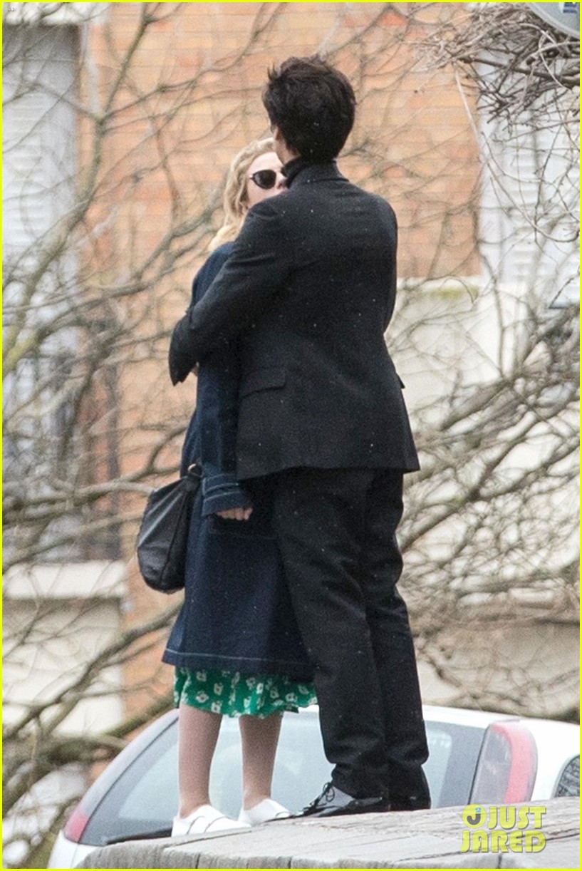 Riverdale's Cole Sprouse & Lili Reinhart Spotted Kissing in Paris!: Photo 4059979 | Cole Sprouse ...