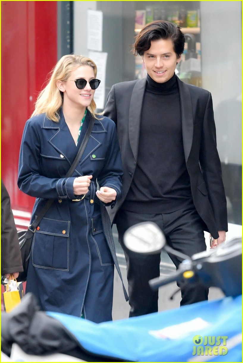 Riverdale's Cole Sprouse & Lili Reinhart Spotted Kissing in Paris!: Photo 4060010 | Cole Sprouse ...