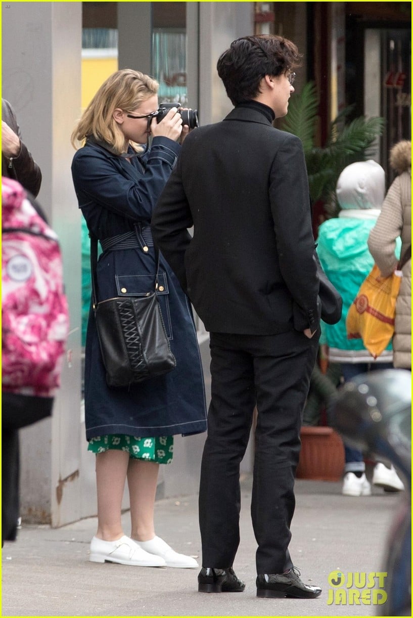 Riverdale's Cole Sprouse & Lili Reinhart Spotted Kissing in Paris!: Photo 4060016 | Cole Sprouse ...