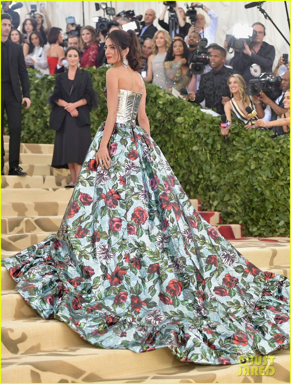 Amal Clooney Stuns on Met Gala 2018 Red Carpet with Husband George ...