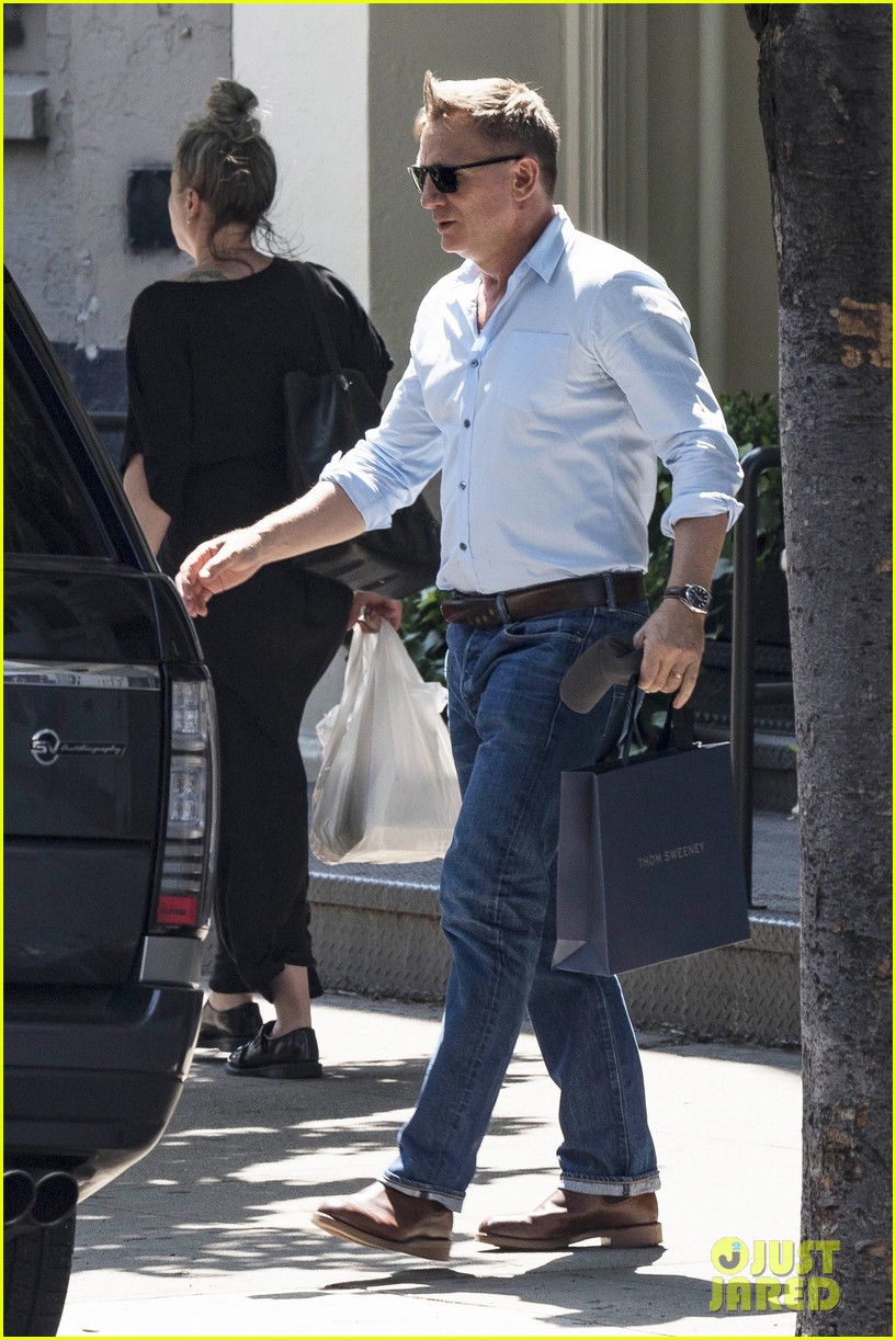 Daniel Craig Enjoys Some Solo Retail Therapy While Out in NYC: Photo ...