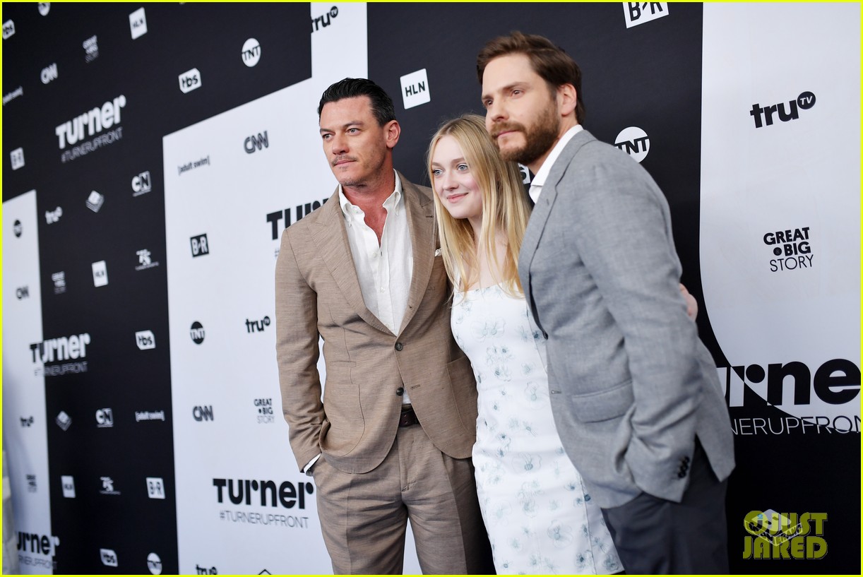 Dakota Fanning, Luke Evans & Daniel Bruhl Represent 'The Alienist' at ...